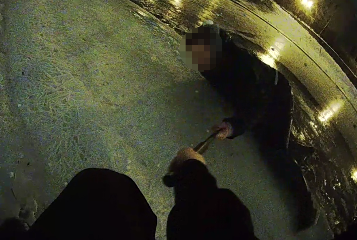 Policisti Rīgas centrā no Pilsētas kanāla izvelk ūdenī iekritušu ārvalstu pilsoni - Rīgas ...