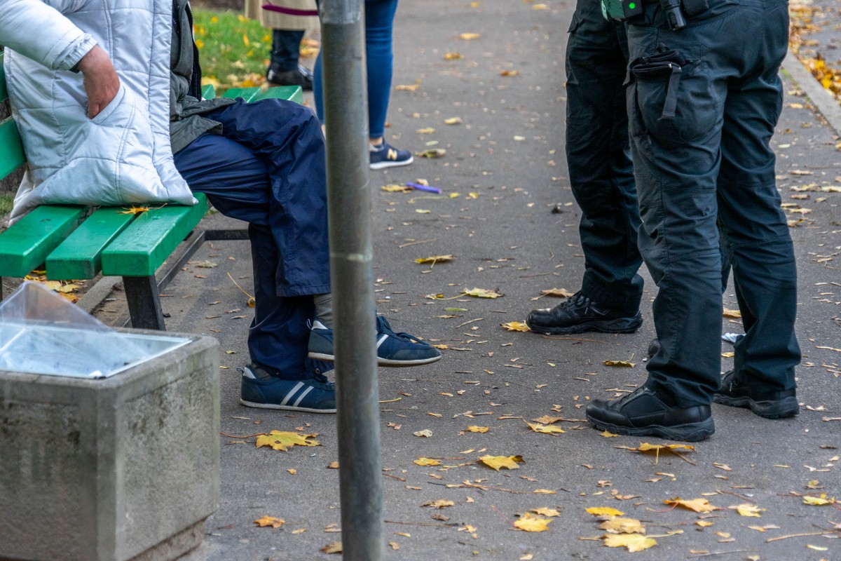 Policisti Pārdaugavā aiztur bezpajumtnieku par iespējamu fotokameras zādzību - Rīgas pašvaldības ...