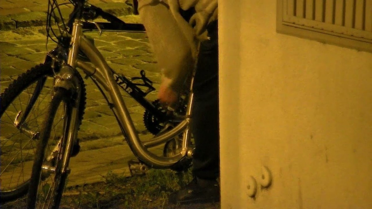 Pašvaldības policisti Vecrīgā uz karstām pēdām noķer velosipēda zagli - Rīgas pašvaldības policija